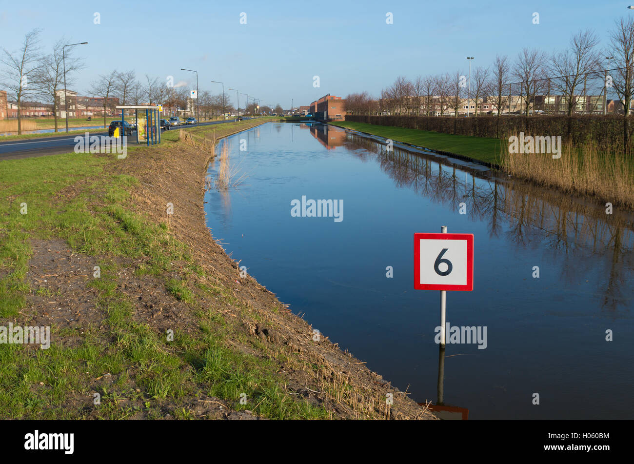 Km speed sign hi-res stock photography and images - Alamy