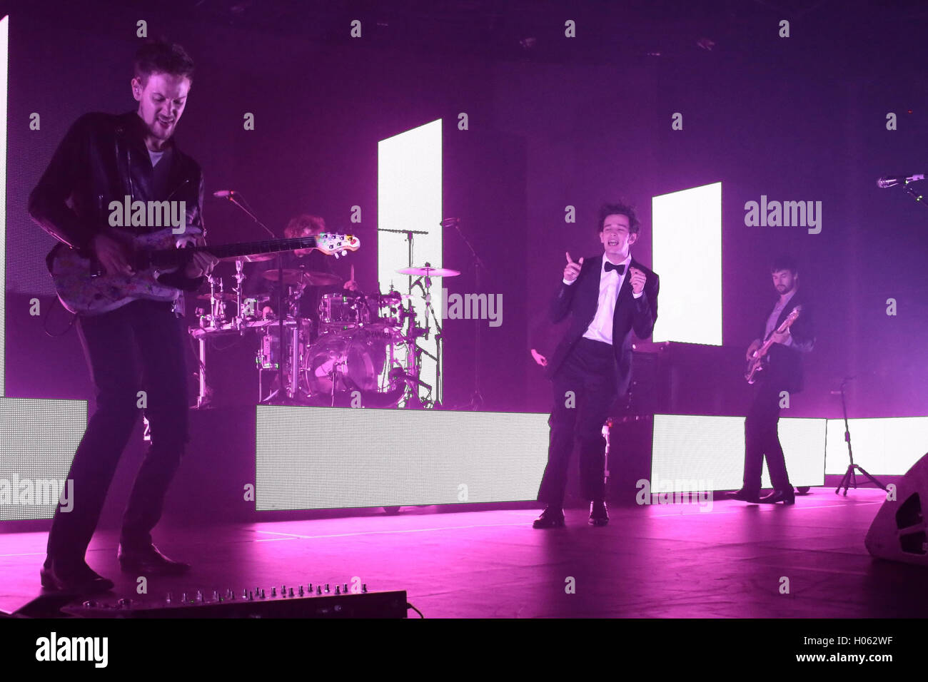 The 1975 band live hi-res stock photography and images - Alamy