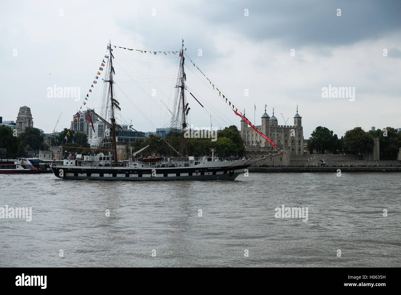 Ship going through tower bridge hi-res stock photography and images - Alamy