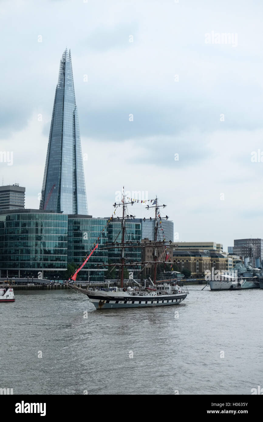 Ship going through tower bridge hi-res stock photography and images - Alamy