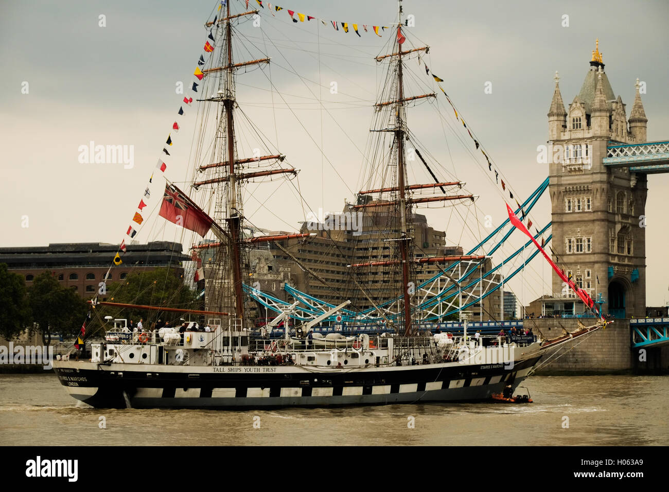 Ship sailing through tower bridge hi-res stock photography and images ...