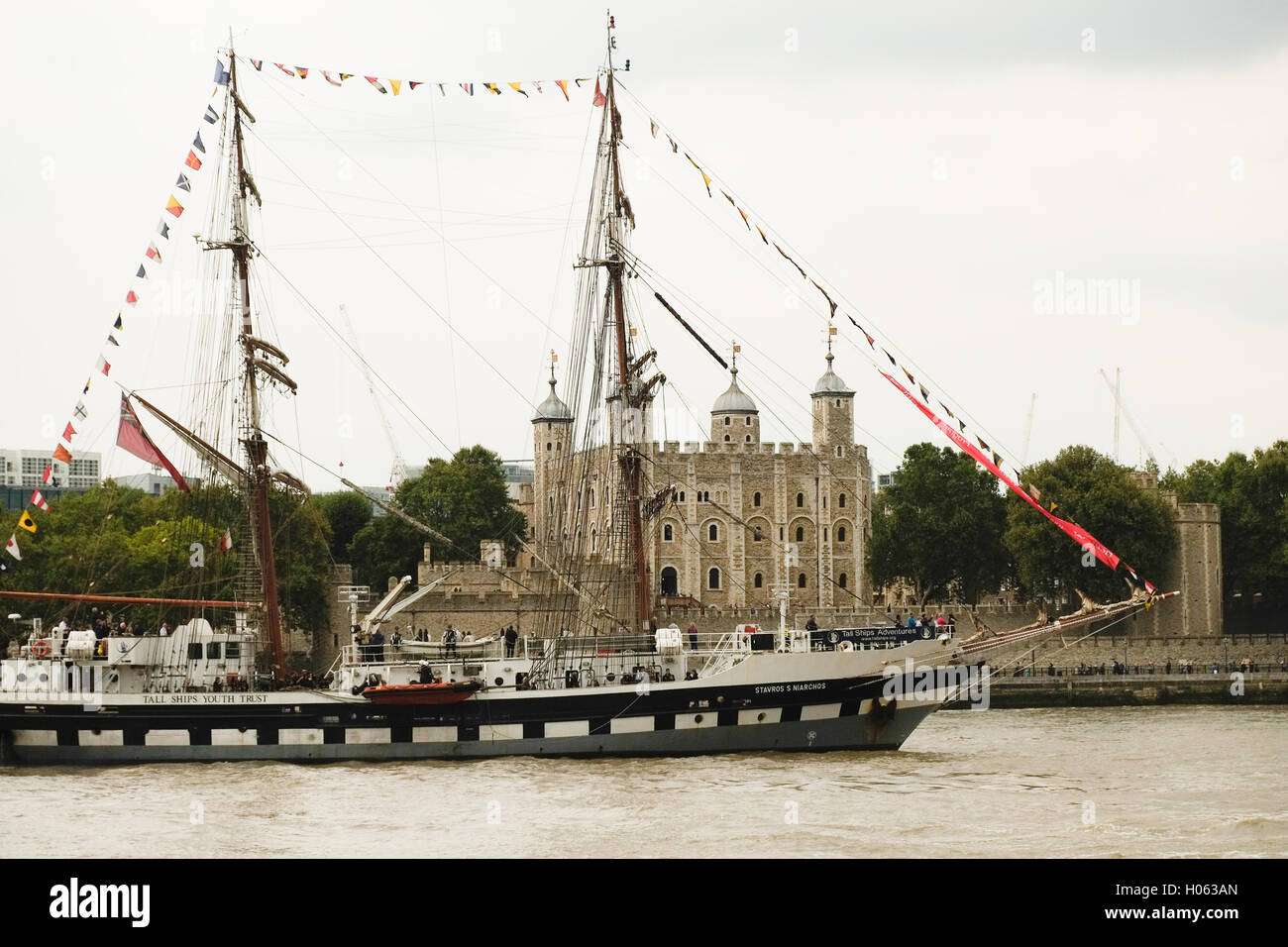 Ship sailing through tower bridge hi-res stock photography and images ...