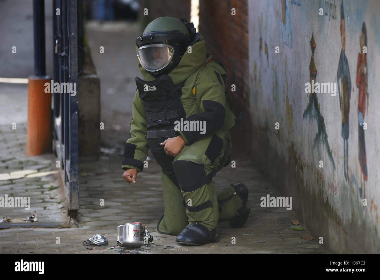 Defusing bombs hi-res stock photography and images - Alamy