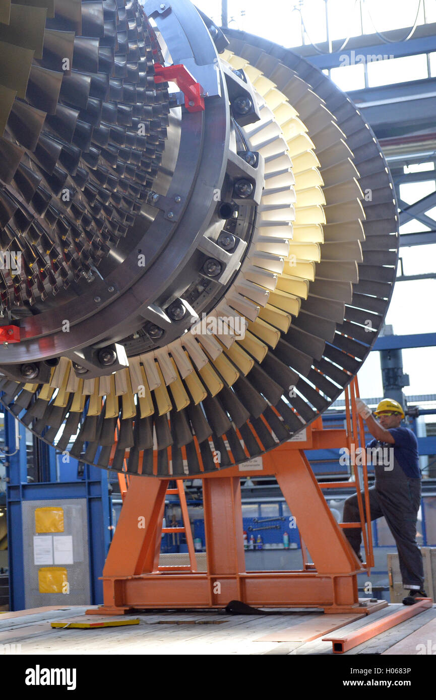 Siemens workers assemble a turbine rotor in a gas turbine in Berlin ...