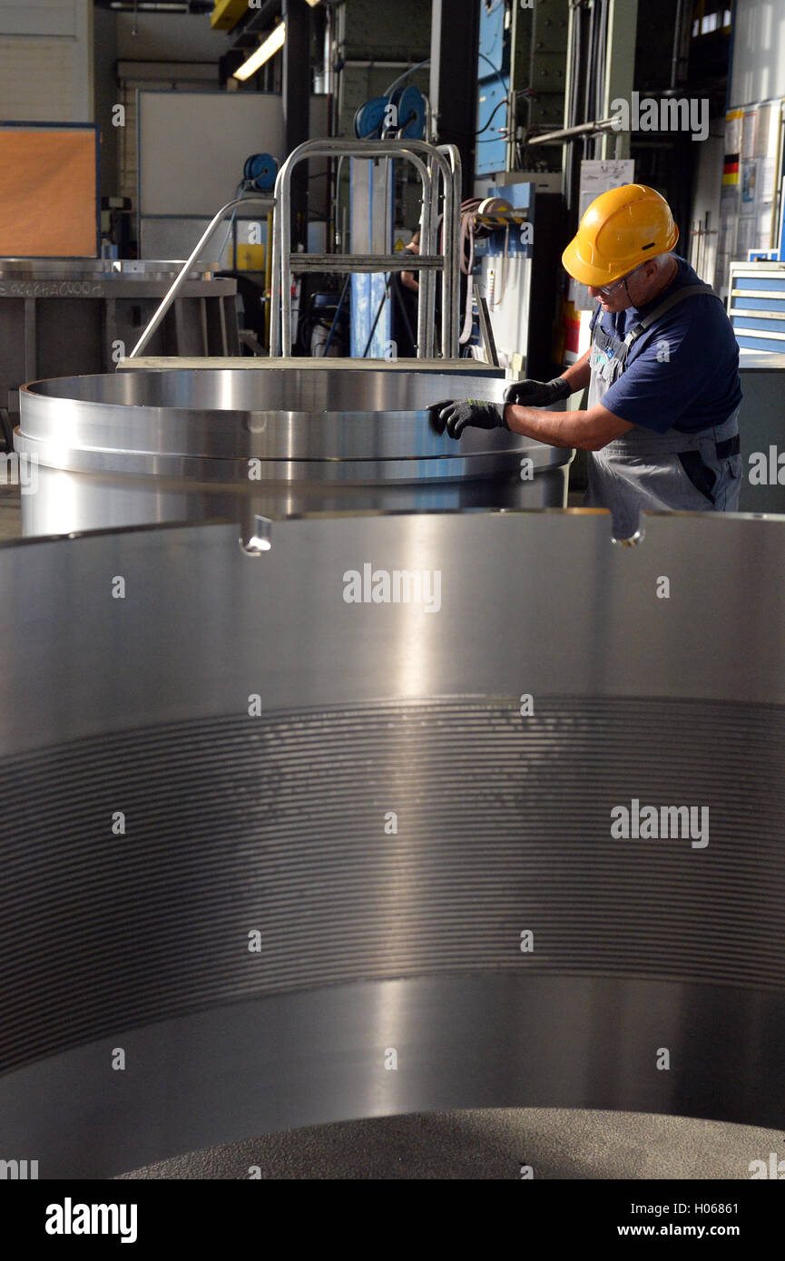 Berlin, Germany. 16th Sep, 2016. A Siemens worker performs a quality ...