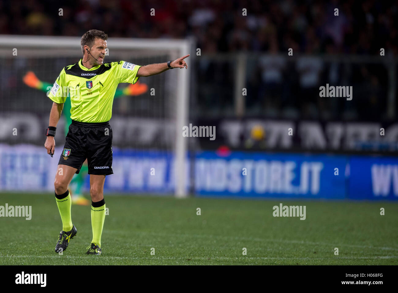 Nicola rizzoli referee hi-res stock photography and images - Alamy