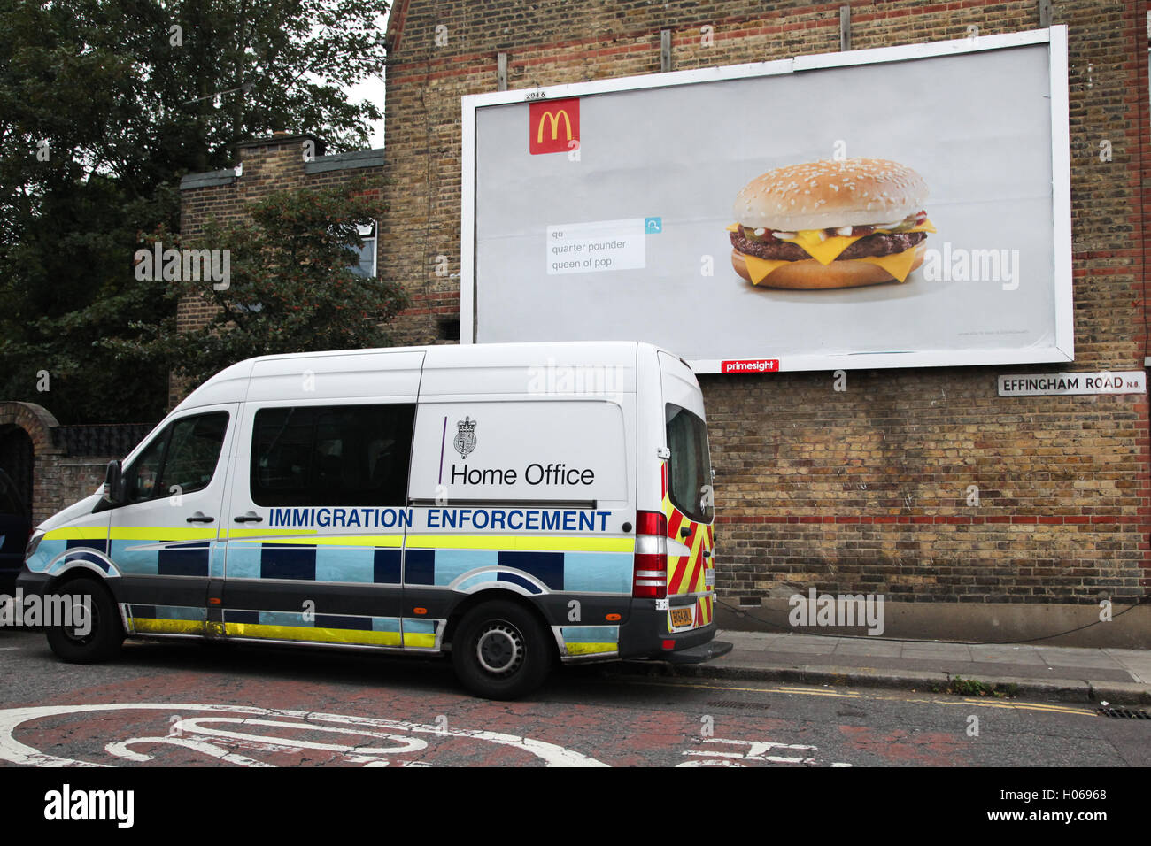 Immigration officers hi-res stock photography and images - Alamy