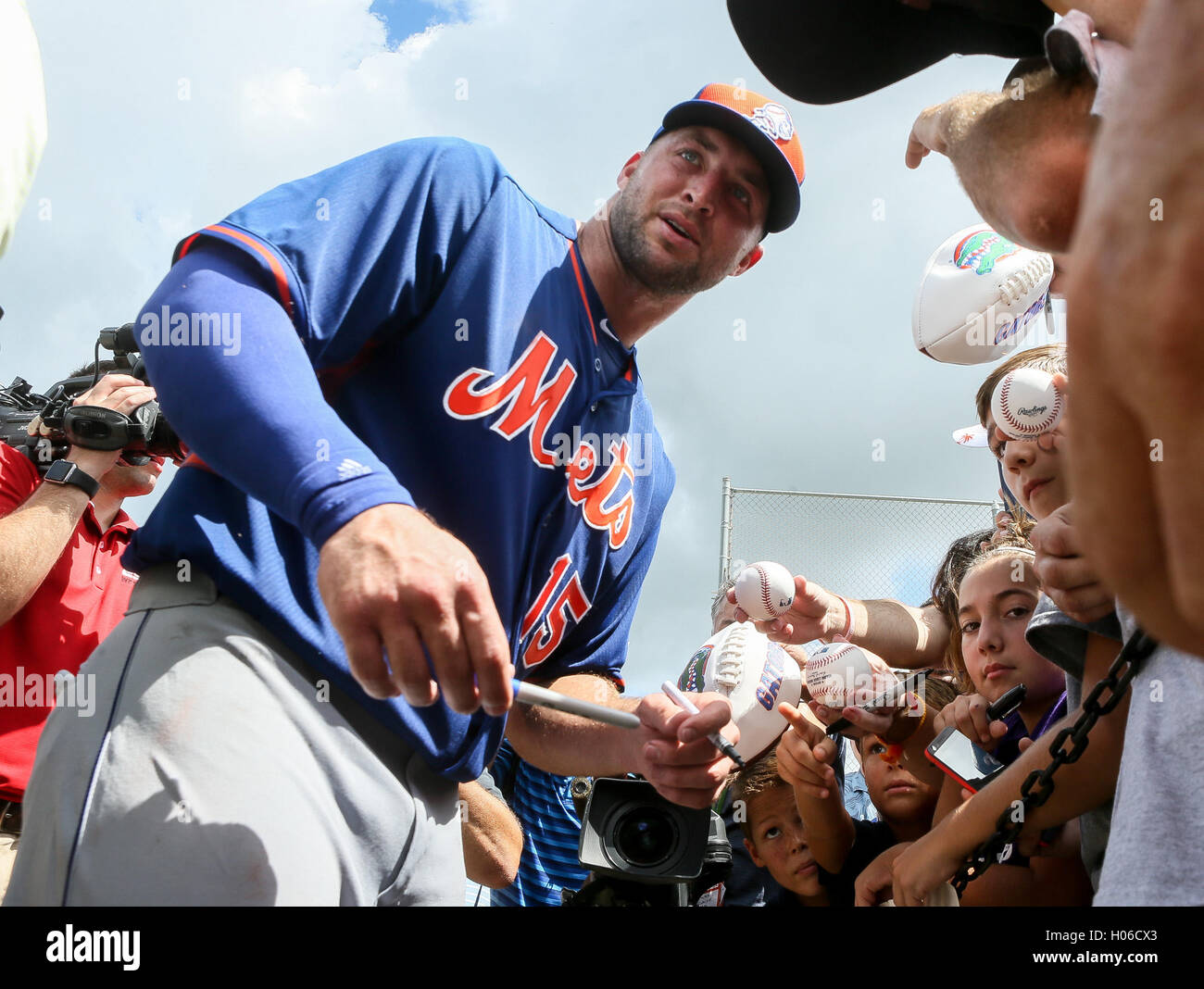 Florida, USA. 19th Sep, 2016. Former football star Tim Tebow meets with ...