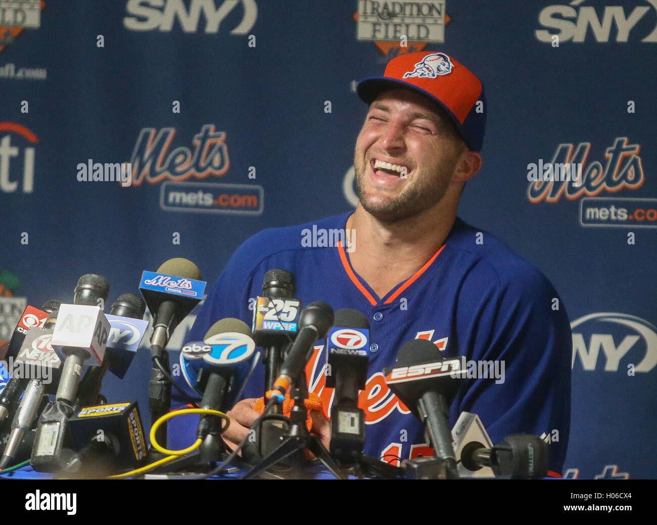 Florida, USA. 19th Sep, 2016. Former football star Tim Tebow talks to ...