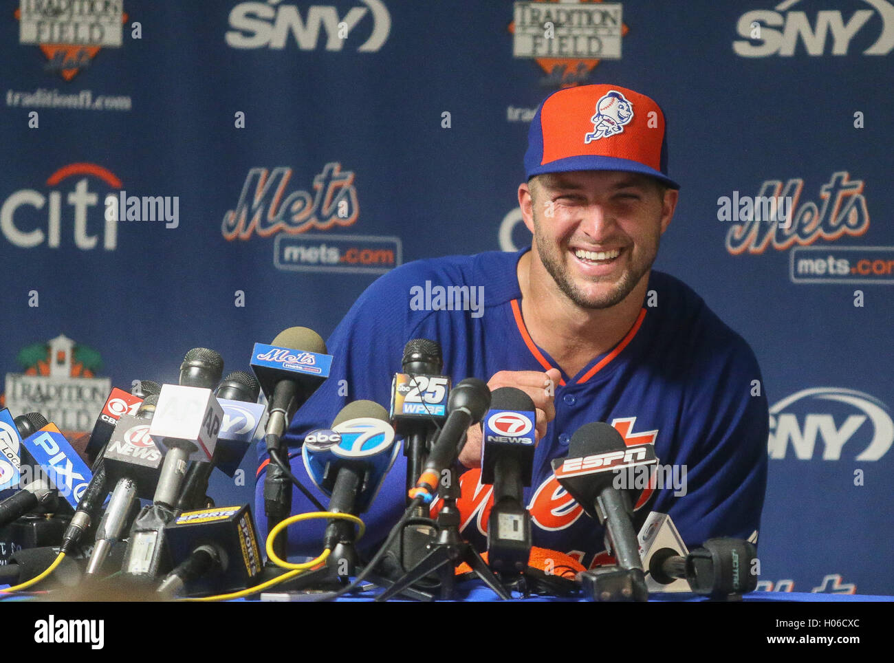 Florida, USA. 19th Sep, 2016. Former football star Tim Tebow talks to ...