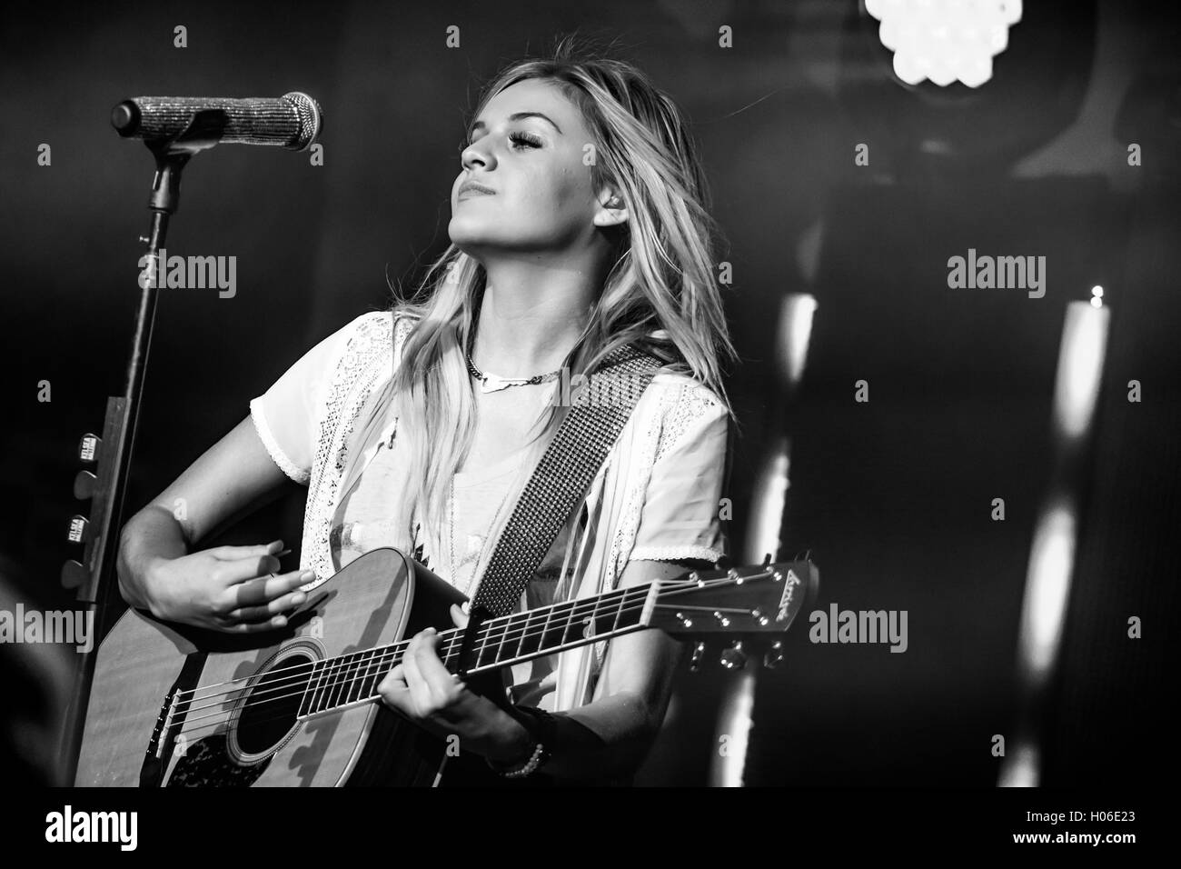 Kelsea ballerini live Black and White Stock Photos & Images - Alamy