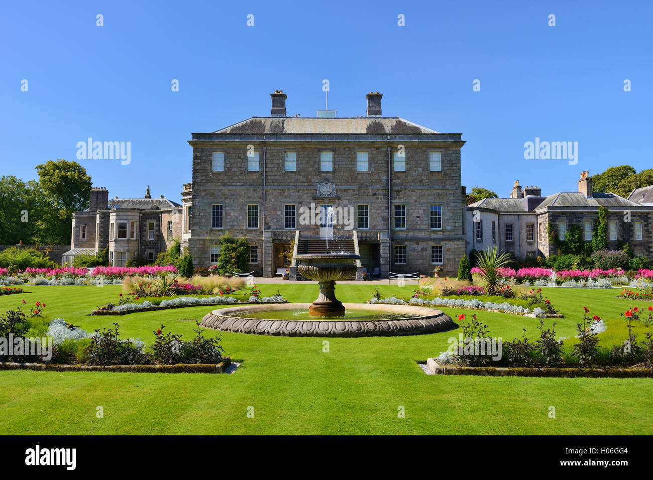 Fountain garden house hi-res stock photography and images - Alamy