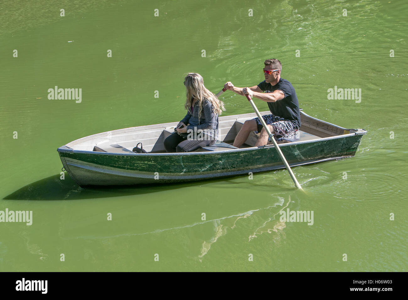 Couple in a rowing boat hi-res stock photography and images - Alamy