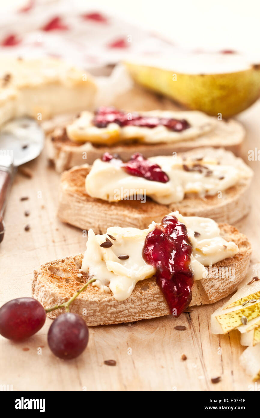 Camembert and roasted bread Stock Photo - Alamy