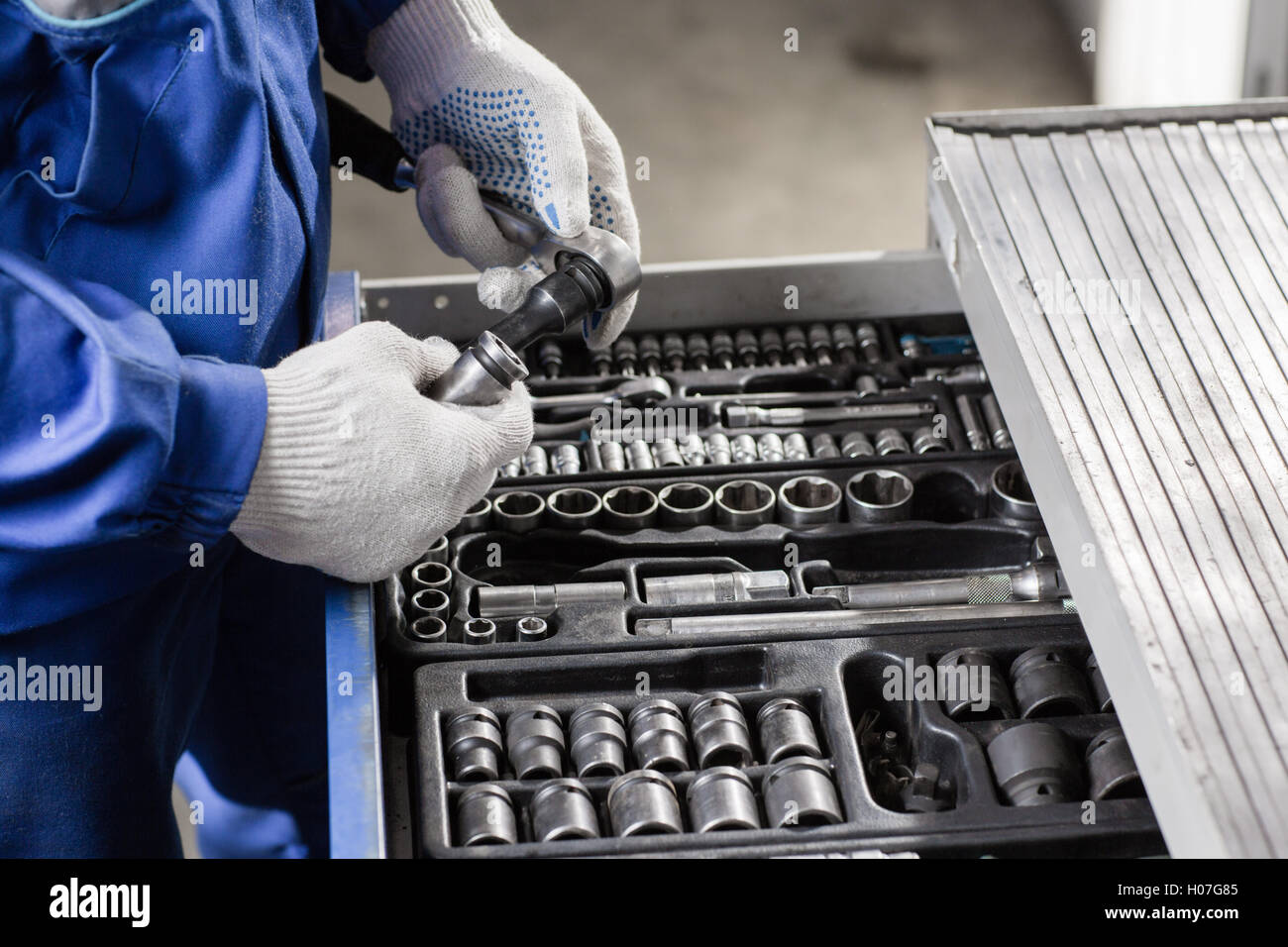 Auto mechanic worker prepare hi-res stock photography and images - Alamy
