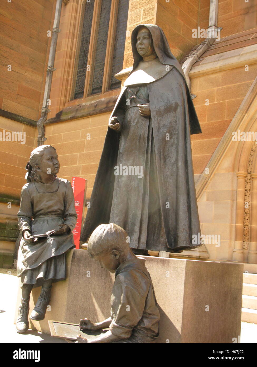 First nations statues hi-res stock photography and images - Alamy