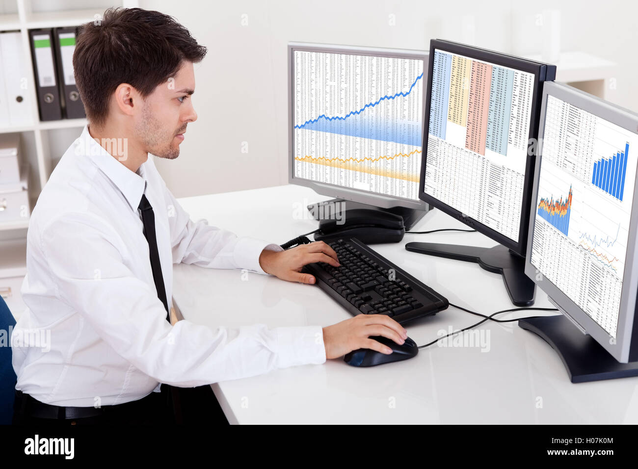 Trading in securities hi-res stock photography and images - Alamy