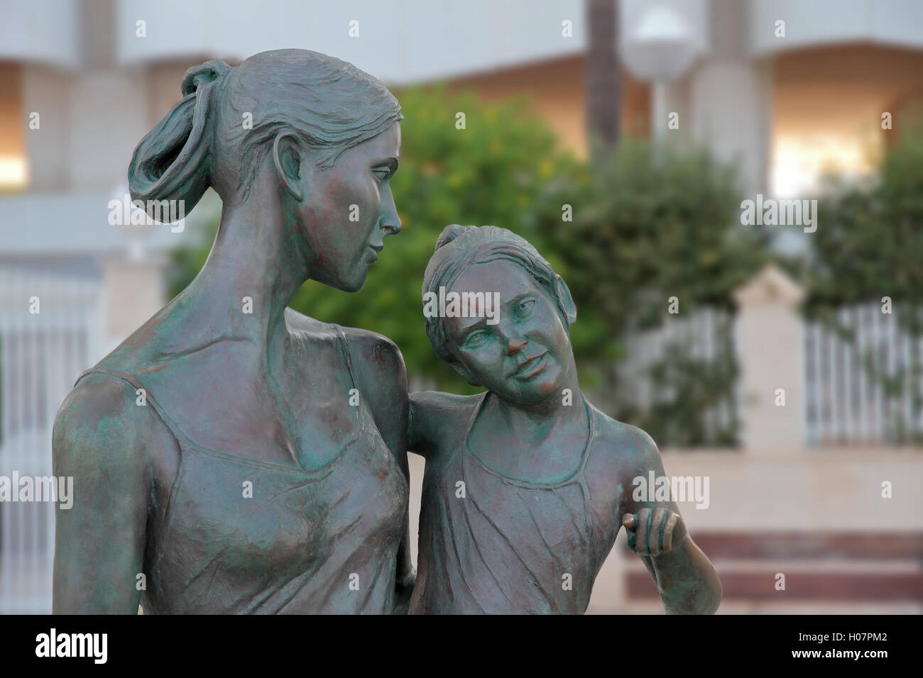 Mother and daughter statue hi-res stock photography and images - Alamy