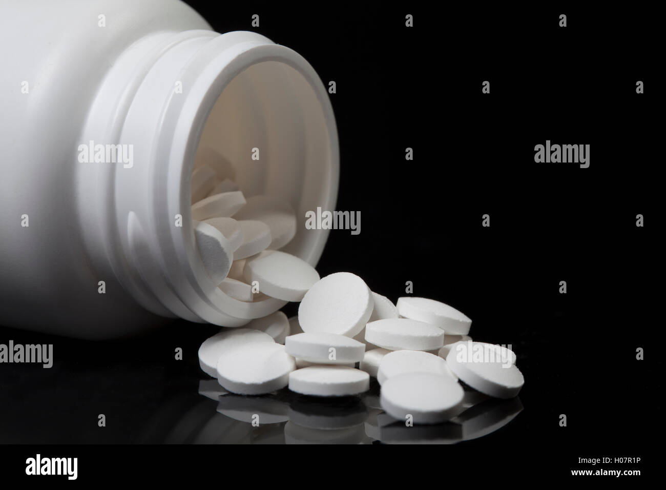Pills spilling container hi-res stock photography and images - Alamy