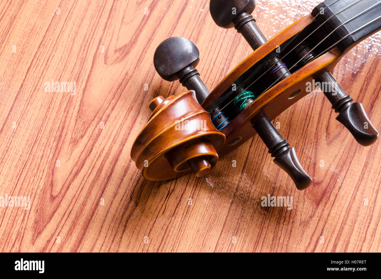 violin on wood background Stock Photo - Alamy