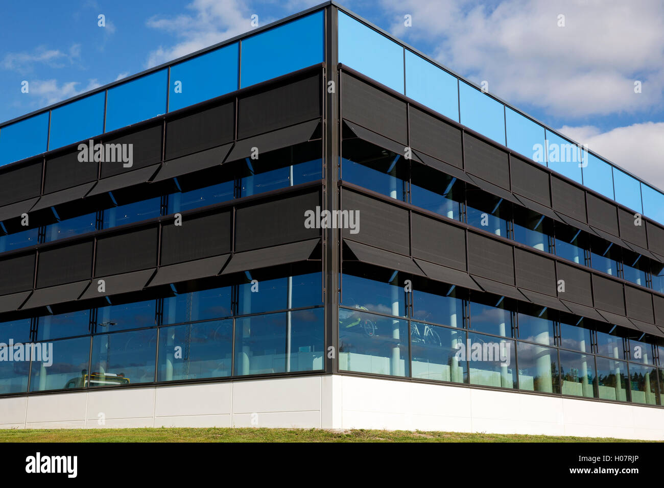 Small Office Building Exterior Stock Photos & Small Office Building ...