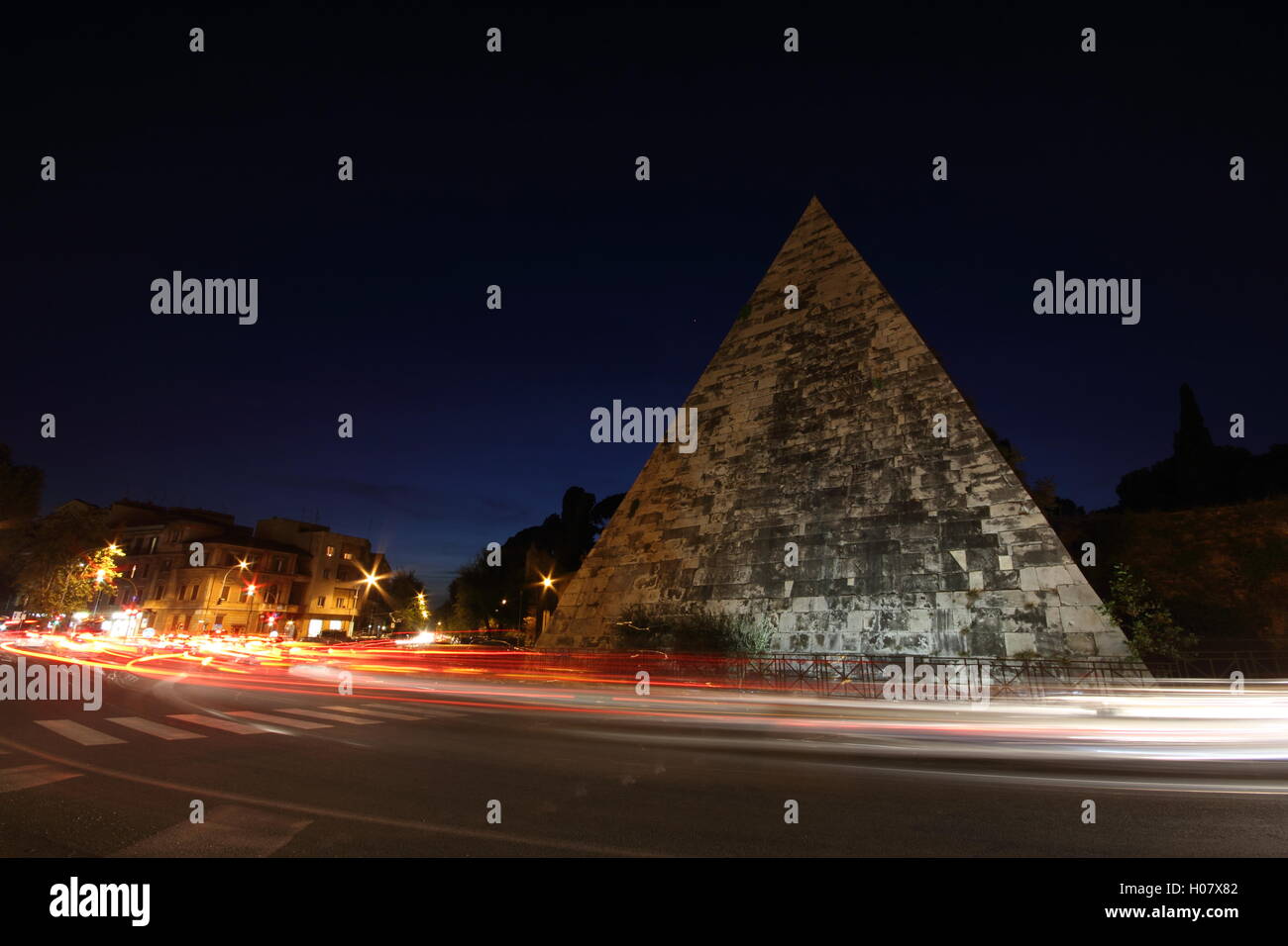 Piramide piramide hi-res stock photography and images - Alamy