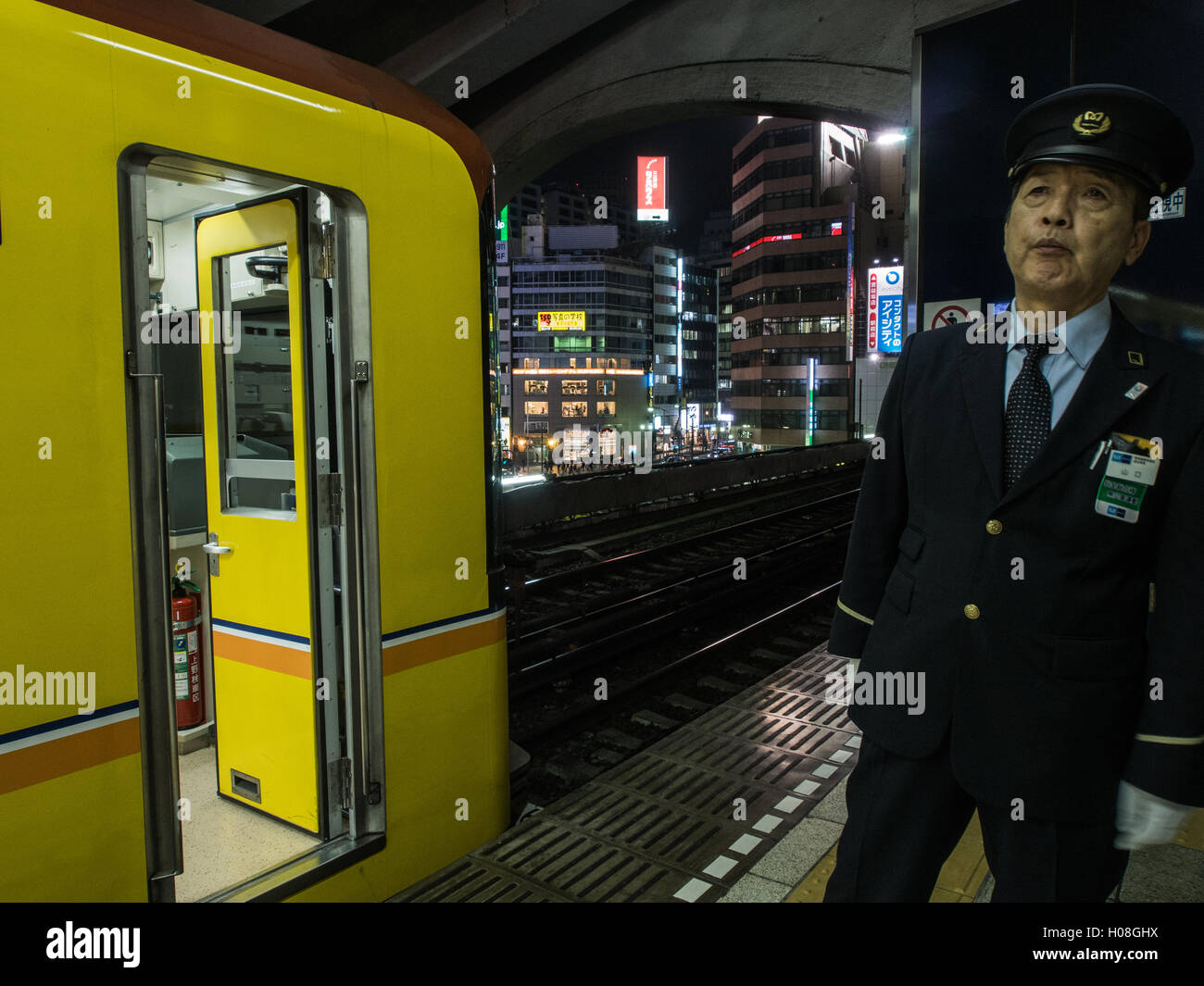 Japanese train platform hi-res stock photography and images - Alamy
