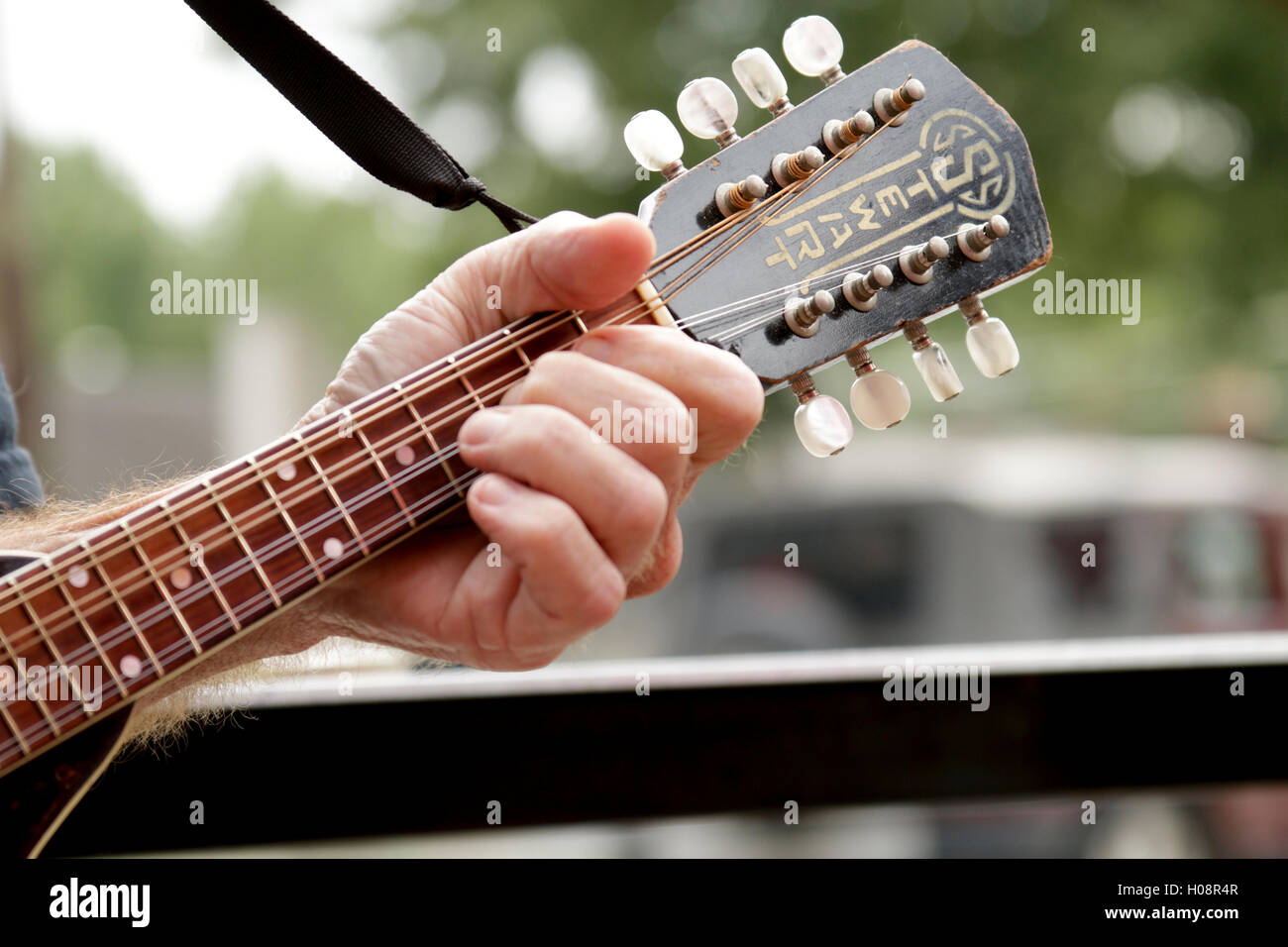Man playing mandolin hi-res stock photography and images - Alamy
