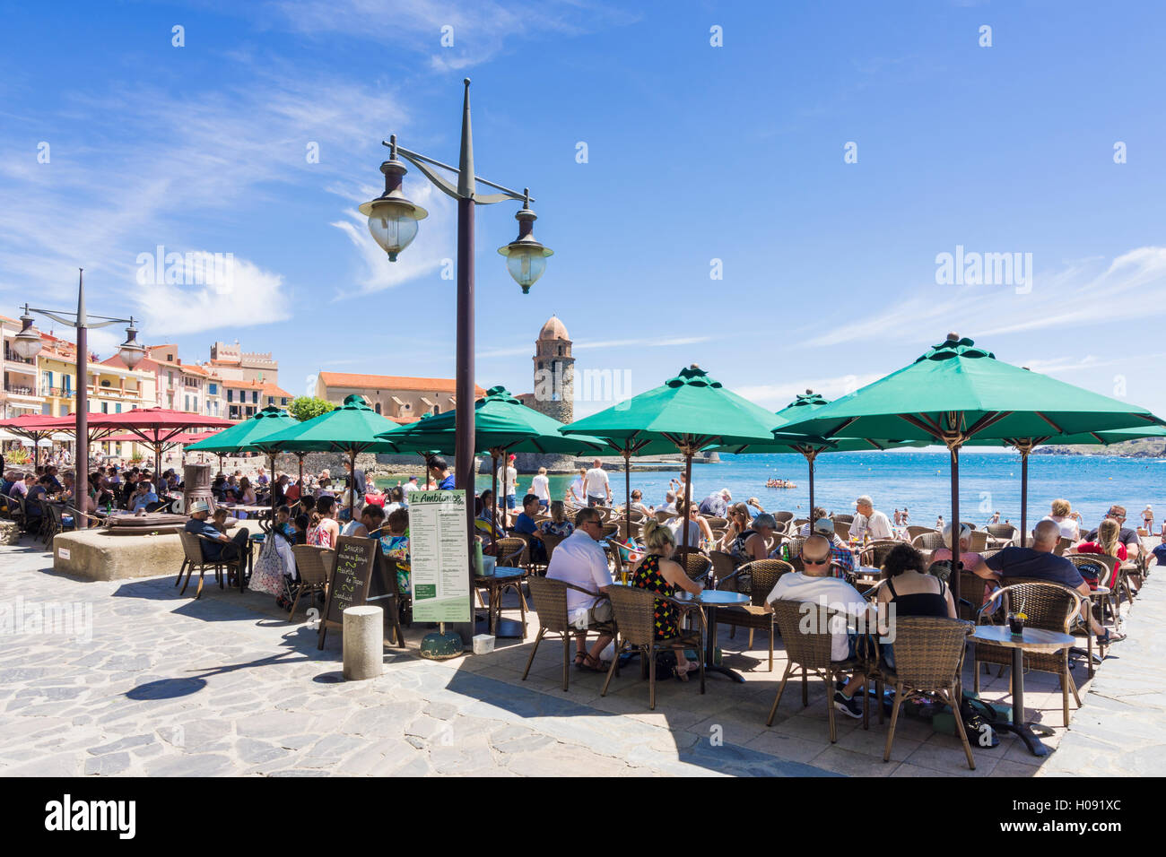Busy cafe hi-res stock photography and images - Alamy