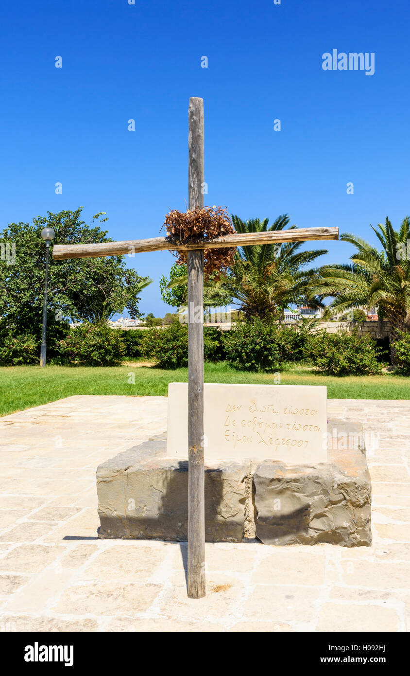 The simple grave of Greek writer Nikos Kazantzakis, Heraklion, Crete ...