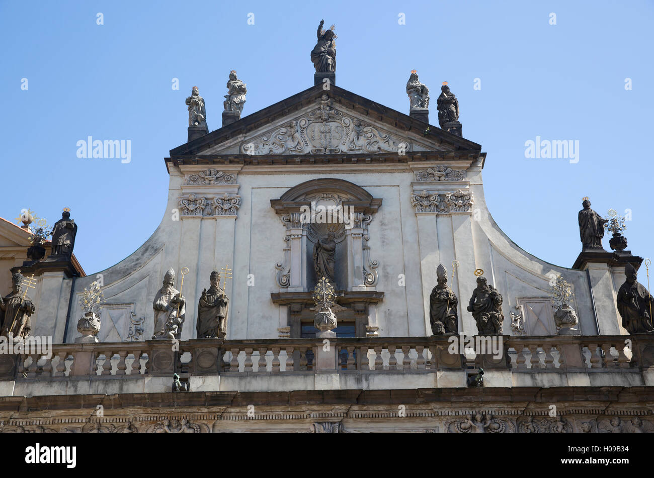 Statues on a building roof and balcony in Prague Stock Photo - Alamy