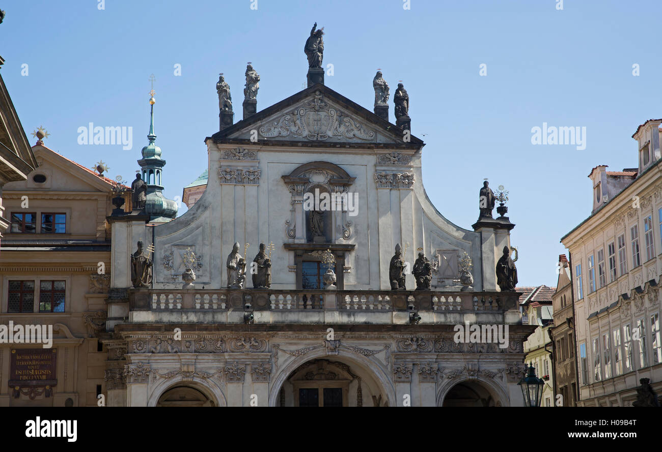 Statues on a building roof and balcony in Prague Stock Photo - Alamy