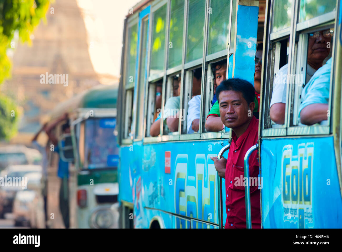 Packed bus hi-res stock photography and images - Alamy