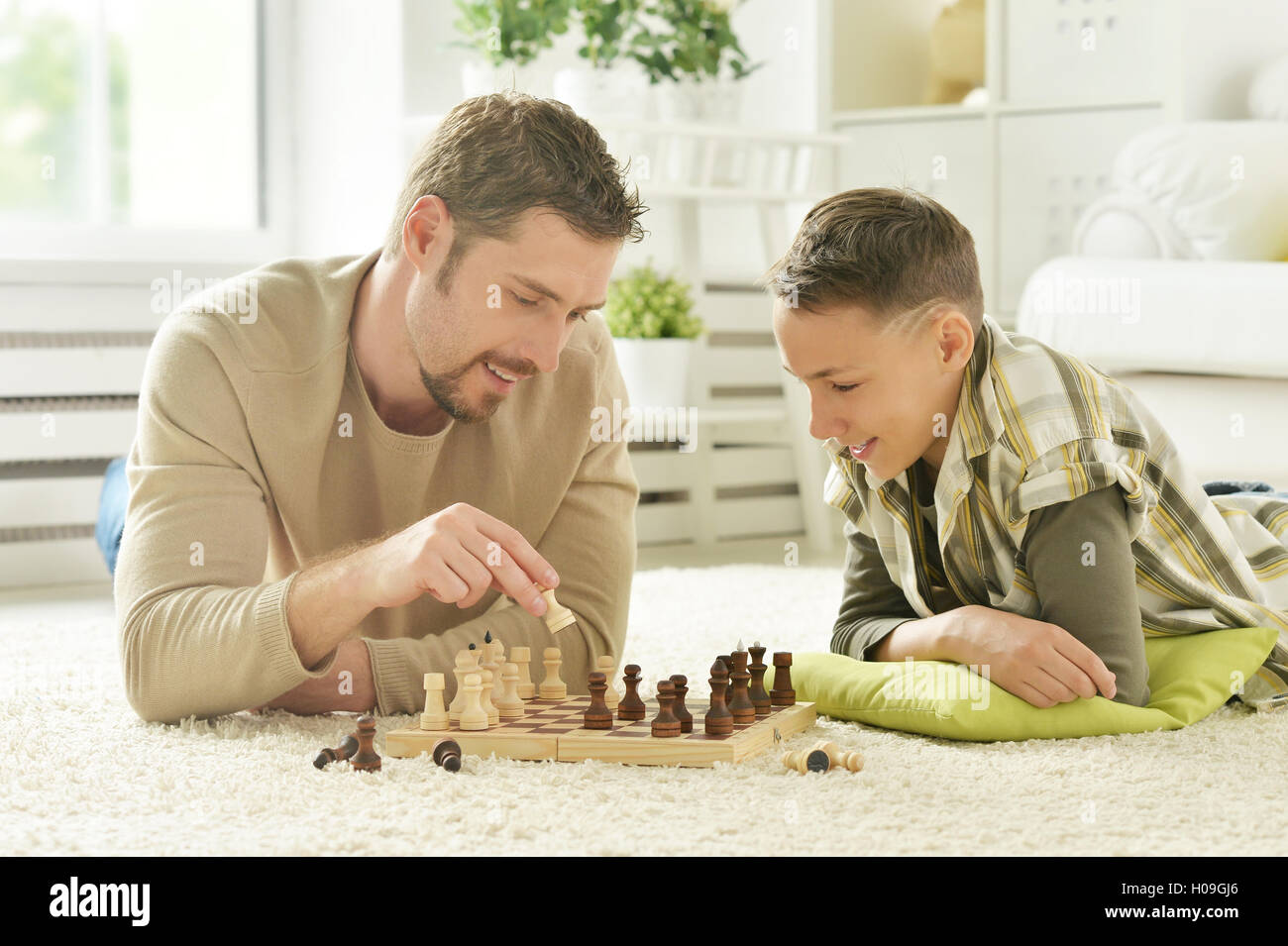 Happy father son chess hi-res stock photography and images - Alamy