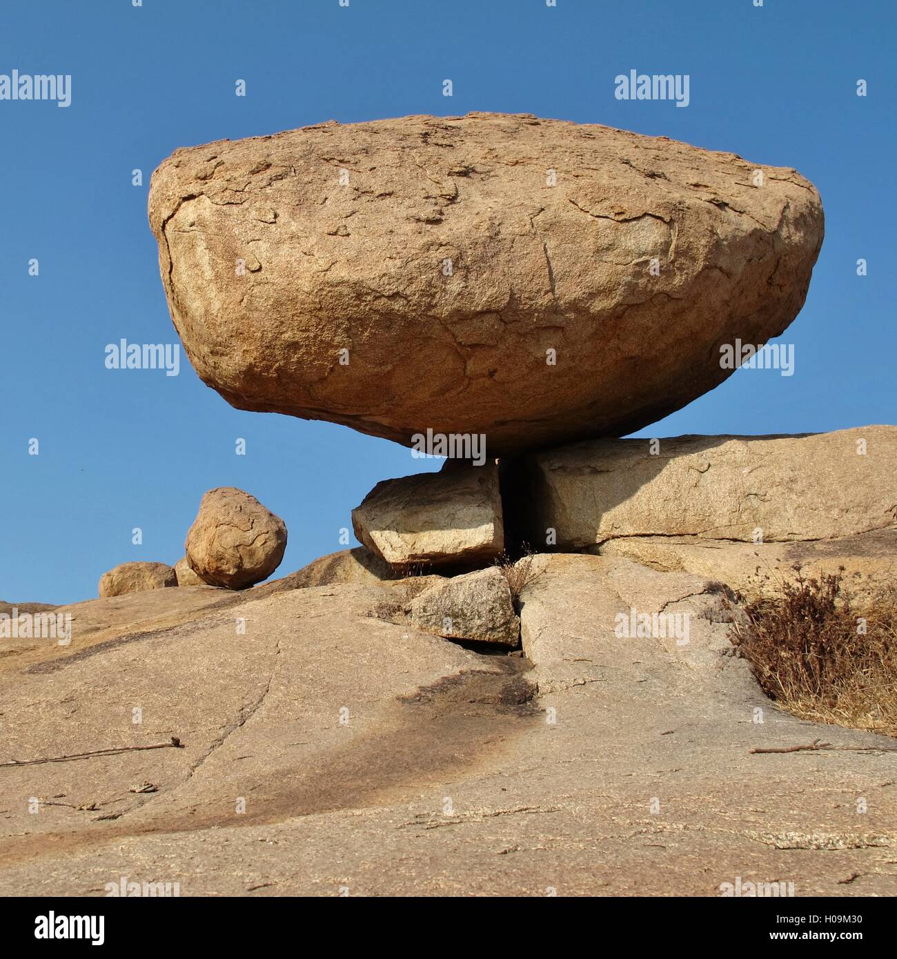 Balancing rock india hi-res stock photography and images - Alamy
