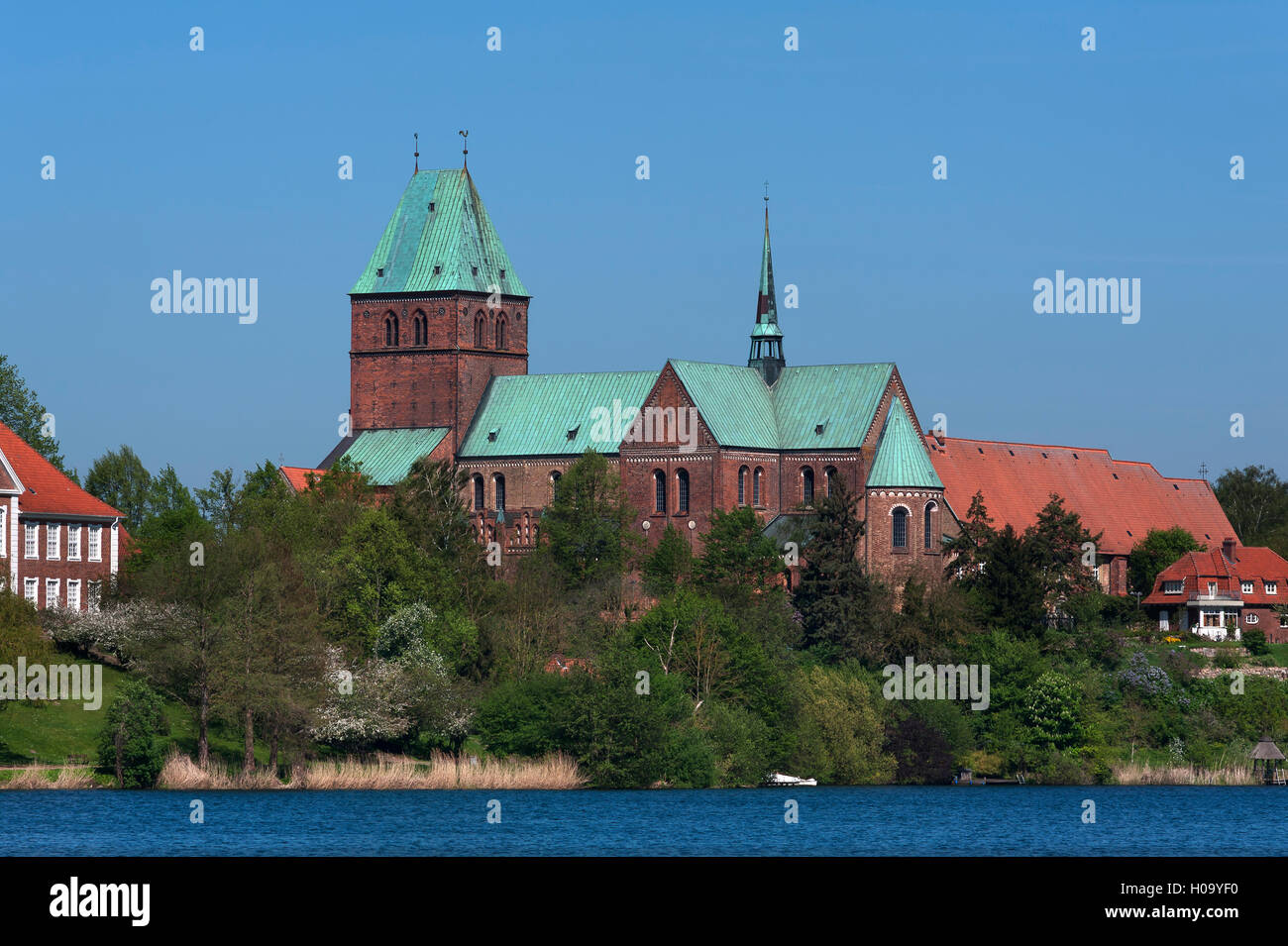 Ratzeburg Cathedral, Domsee lake in front, Ratzeburg, Schleswig ...