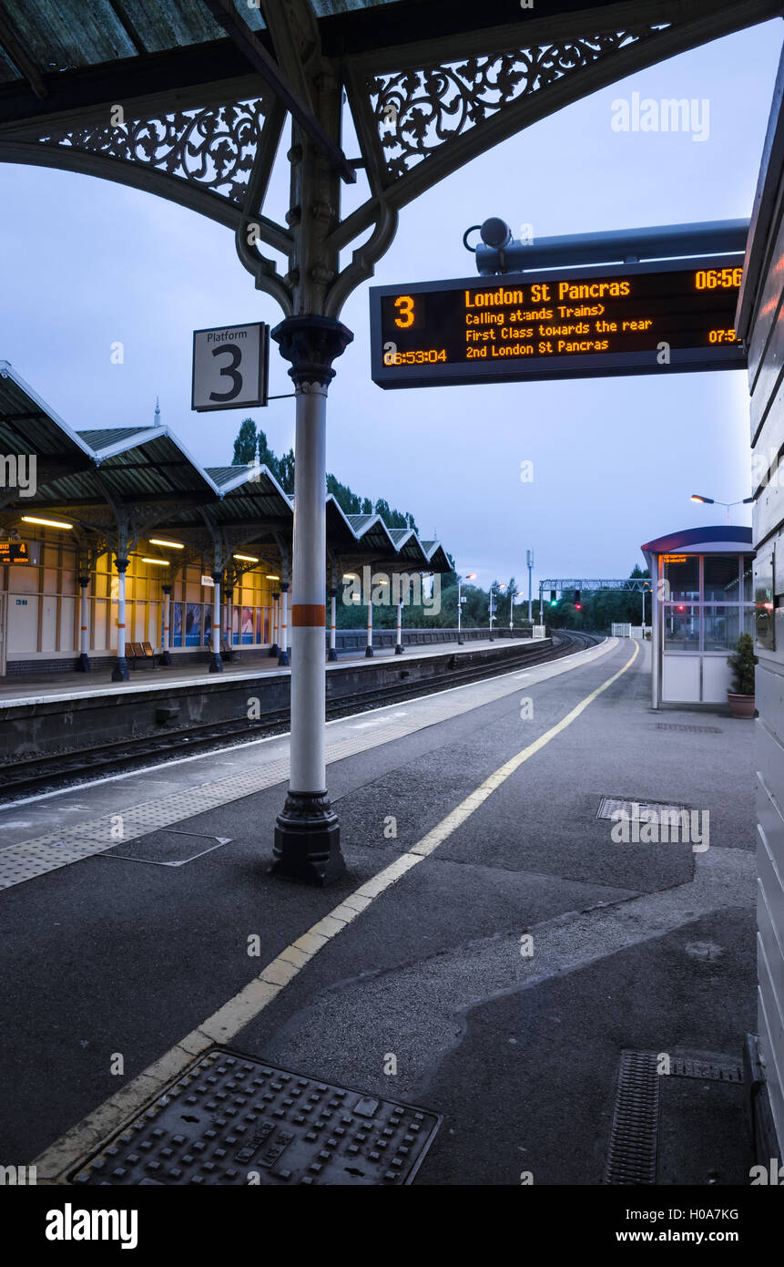 Kettering rail station Stock Photo - Alamy