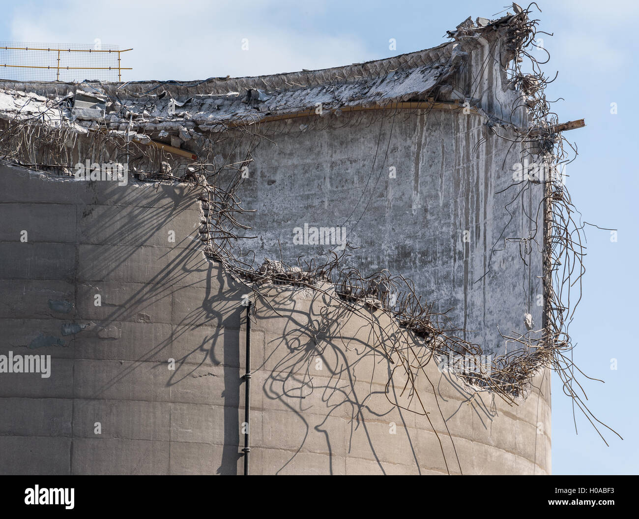 Demolition of huge structure hi-res stock photography and images - Alamy