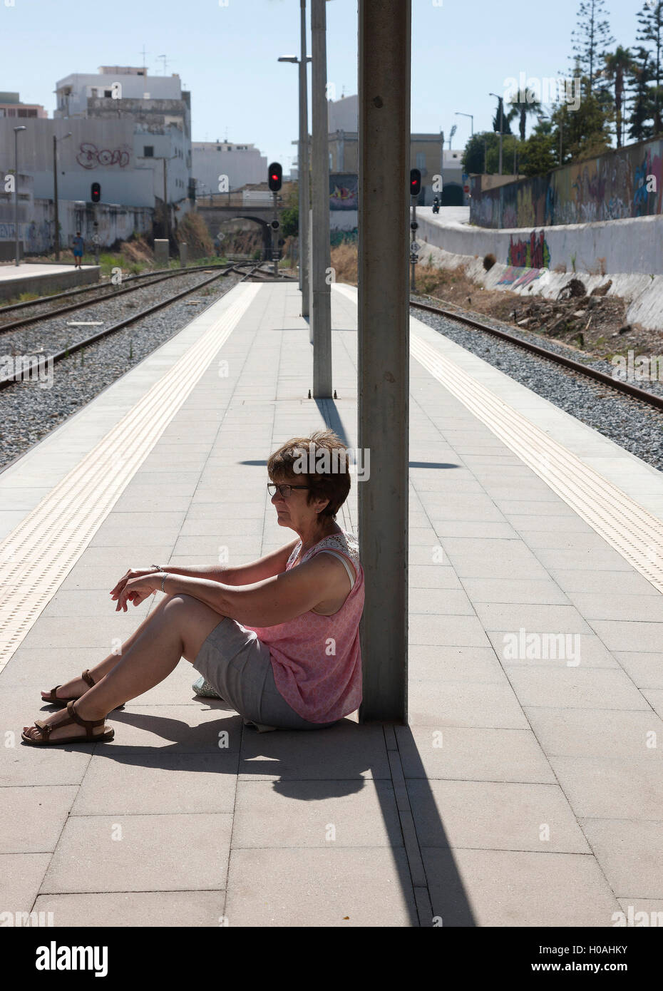 Lady waiting train platform hi-res stock photography and images - Alamy