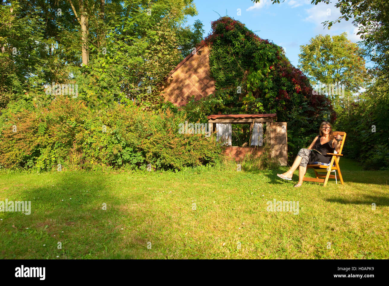 Reading in the garden hi-res stock photography and images - Alamy