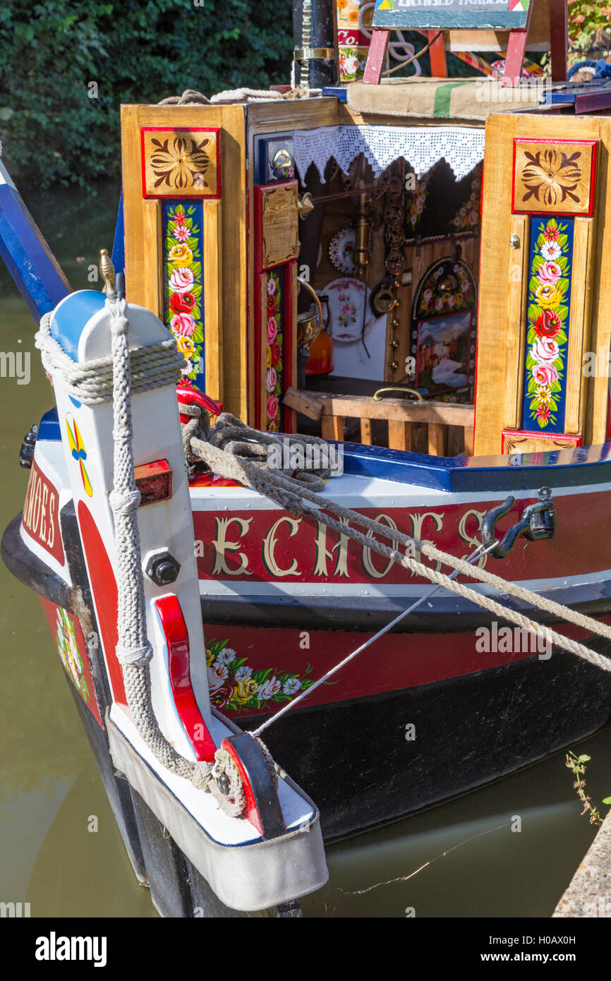 Traditional painted narrowboat hi-res stock photography and images - Alamy