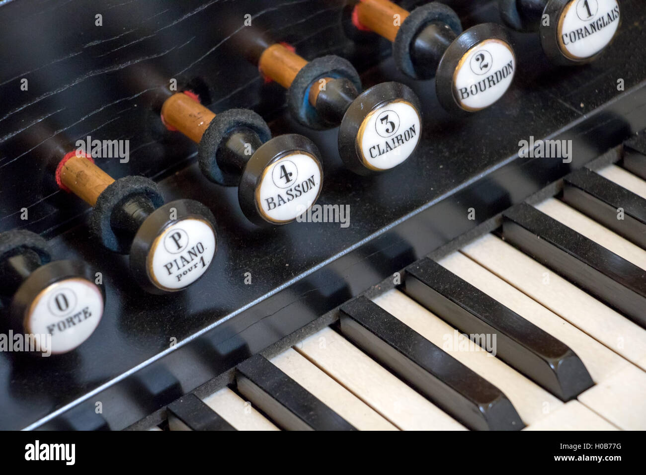 Diagonal vintage keyboard on an old fashioned piano Stock Photo - Alamy