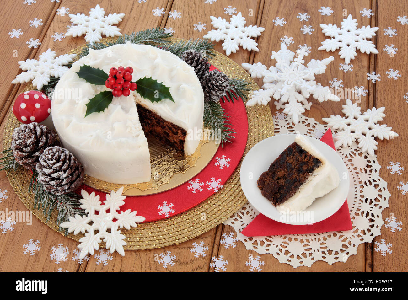 Holly cake hi-res stock photography and images - Alamy