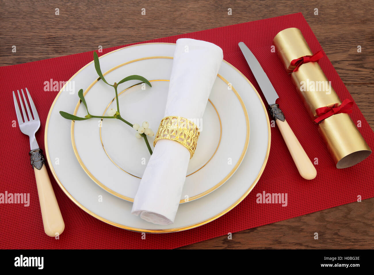 Table setting white gold plates hi-res stock photography and images - Alamy