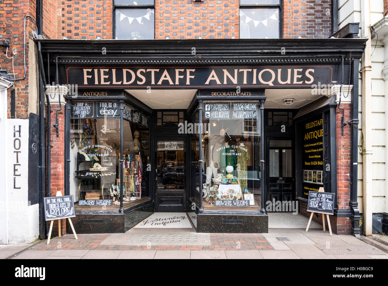 Antiques shop front hi-res stock photography and images - Alamy