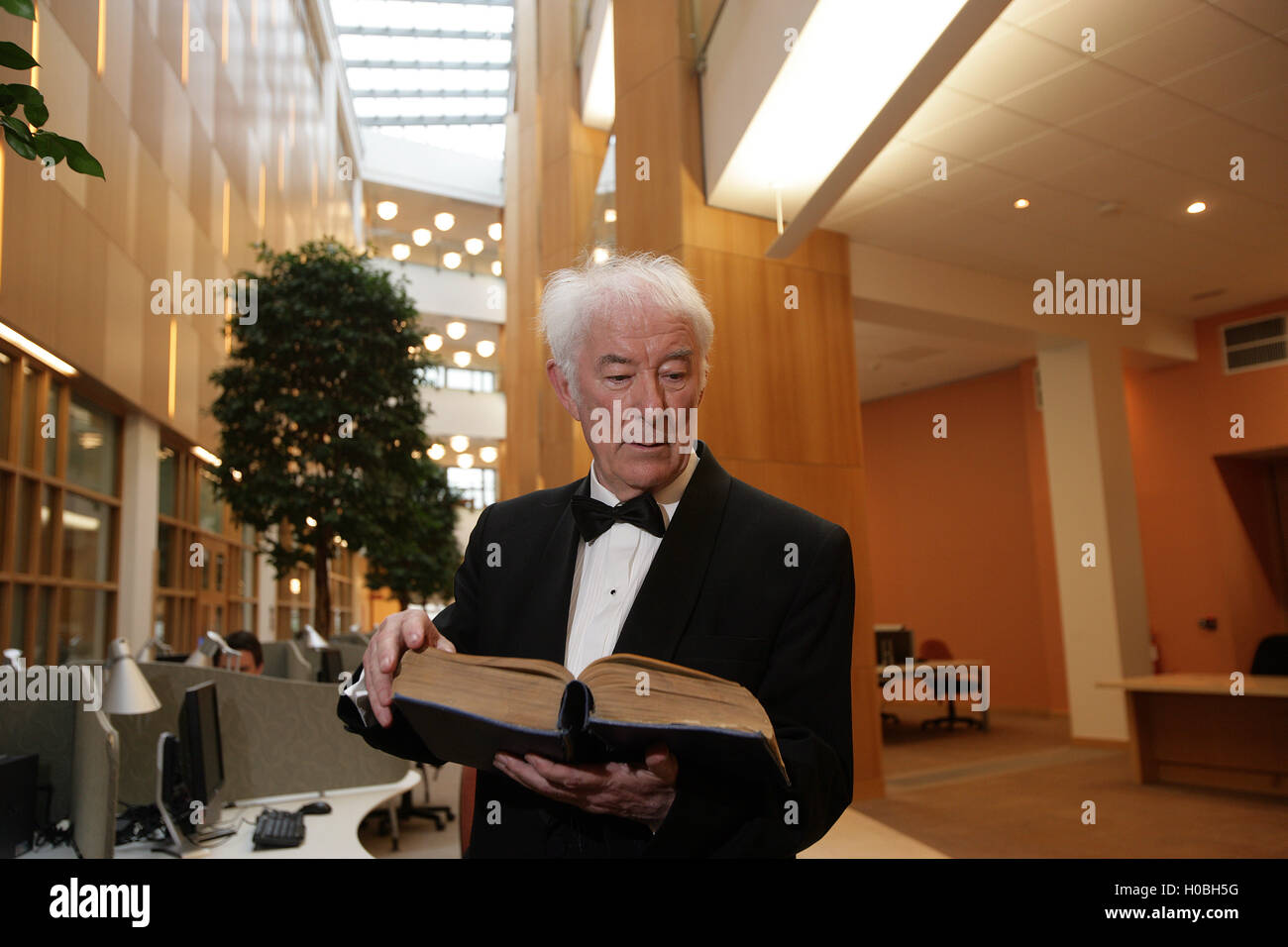 Seamus Heaney at the opening of the McClay Library, July 6th, 2010 ...
