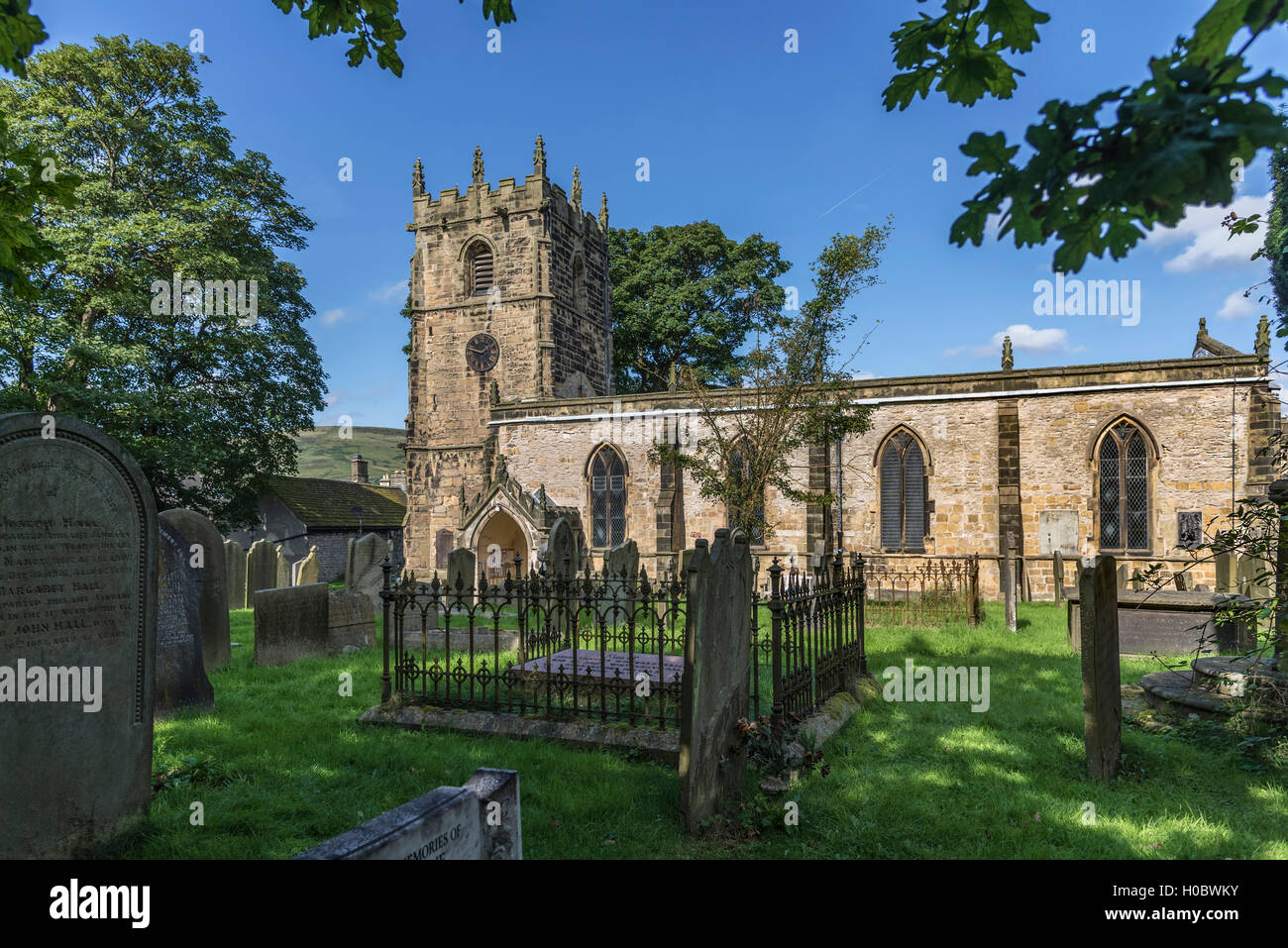 Parish church castleton peak district hi-res stock photography and ...