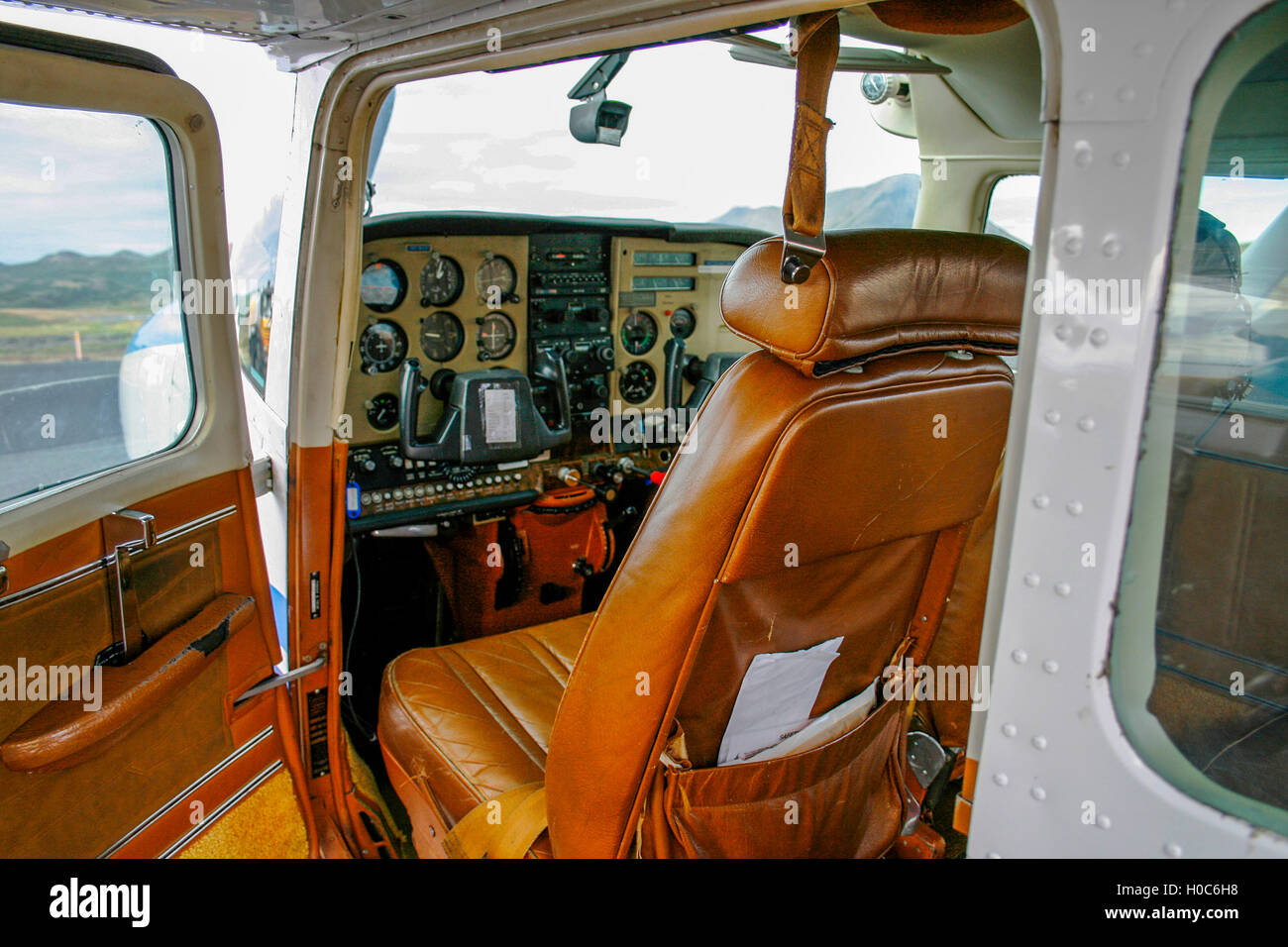 Airplane interior seats open hi-res stock photography and images - Alamy