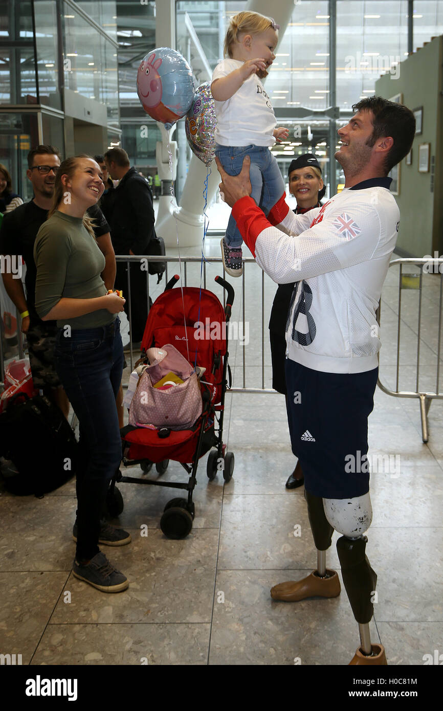Great Britain's David Henson holding 19th month olf daughter Emily ...