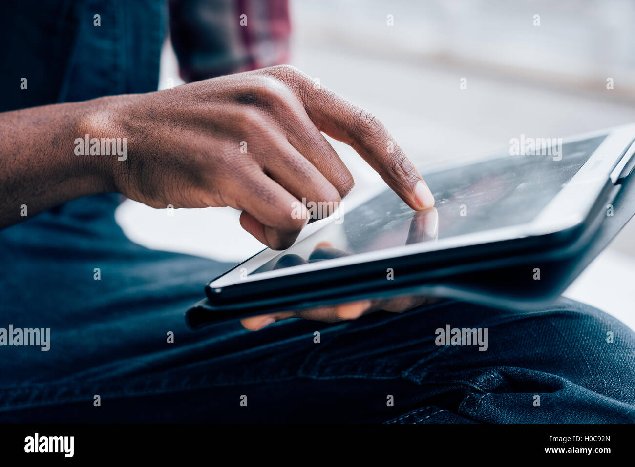 Man tapping on touchscreen smartphone hi-res stock photography and ...